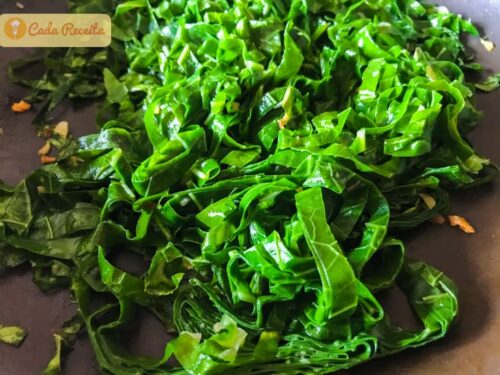 Como fazer couve mineira refogada - Cada Receita