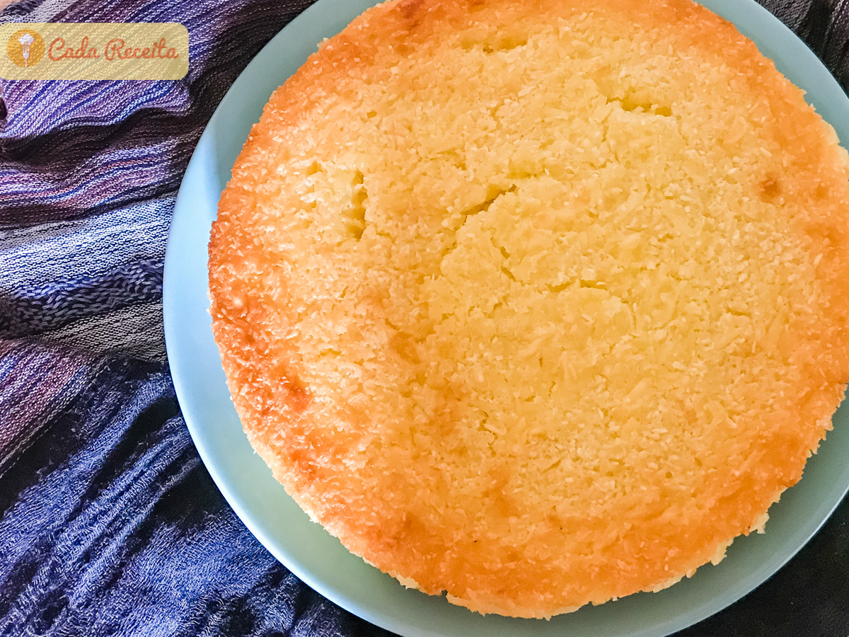 Bolo de mandioca ralada com coco (super cremoso) - Cada Receita