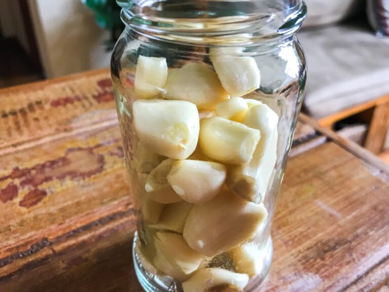 Como fazer alho em conserva no azeite - Cada Receita