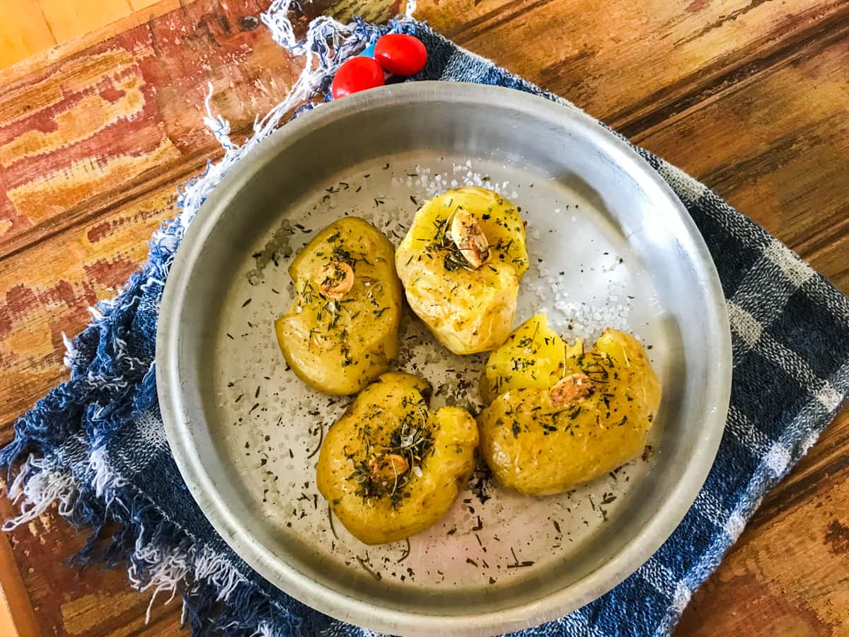 Batata ao murro: receita fácil para se deliciar - Cada Receita